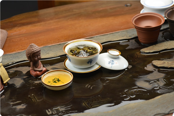 What are the foams that floating on the surface of tea liquid? – teavivre